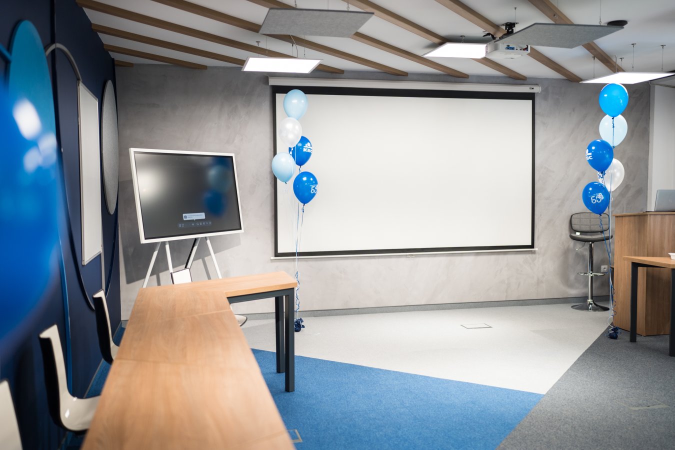 KBC Груп откри иновативна зала с високотехнологично оборудване в ...